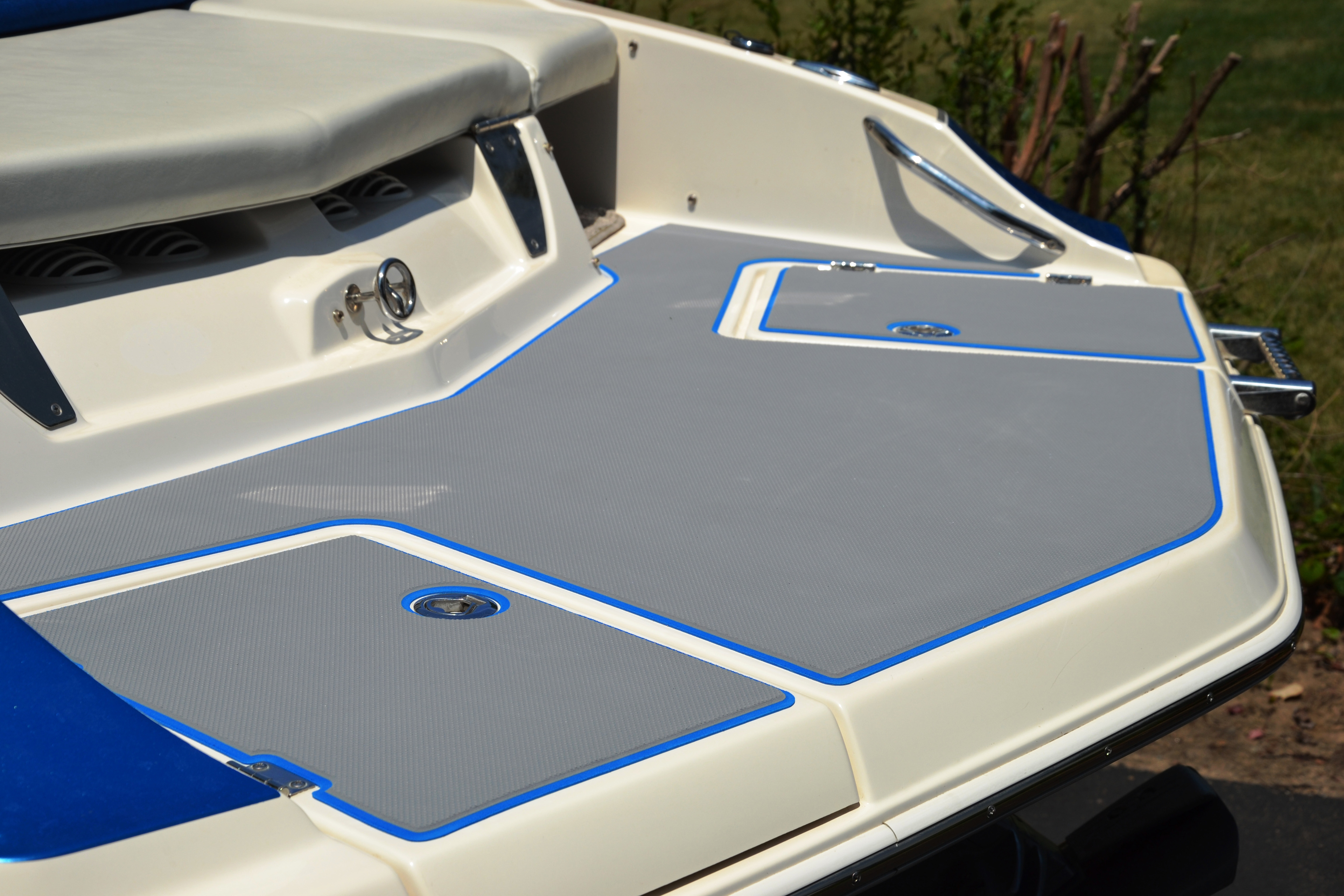 Larson 208 LXI Before and After SeaDek - SeaDek